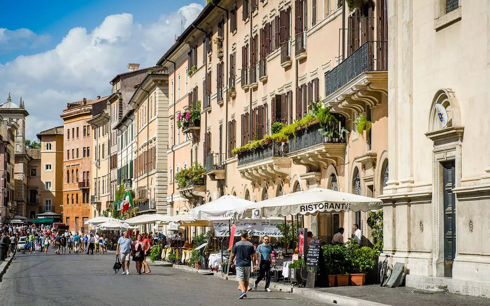 Sommartid på piazza Navona med turister som går runt en solig dag. Rom, Italien, Europa.