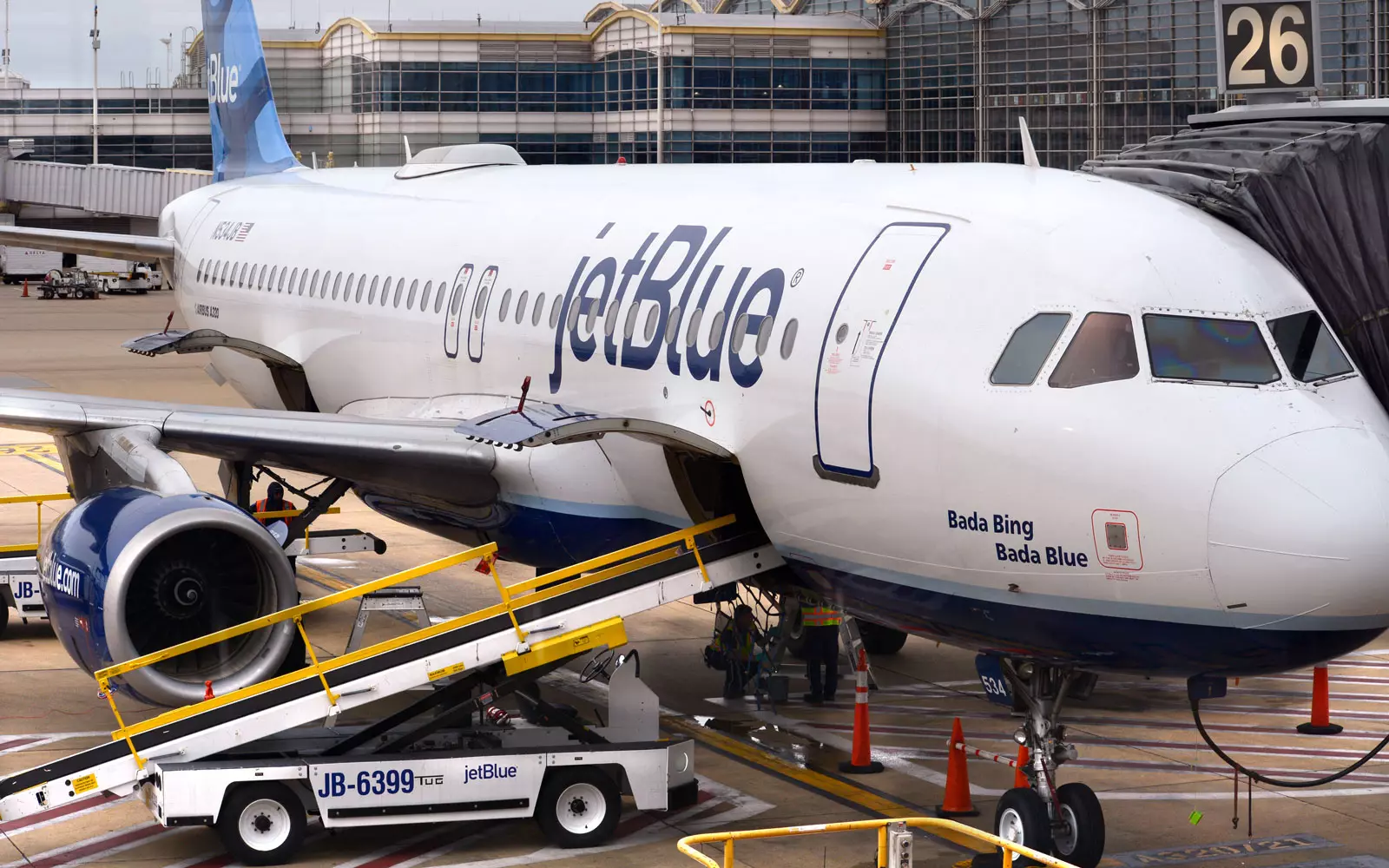 jetBlue Airplane Sëtzt um Gate