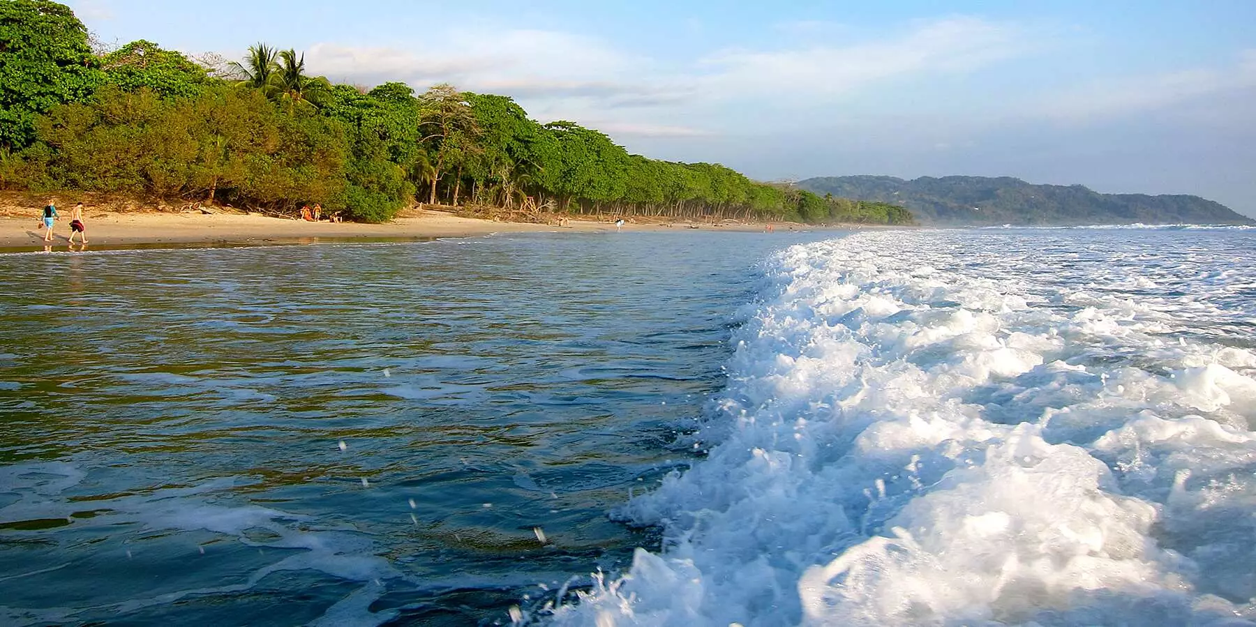 To sproščeno mestece na plaži v Kostariki ima čudovite plaže, vrhunsko surfanje in osupljive sončne zahode