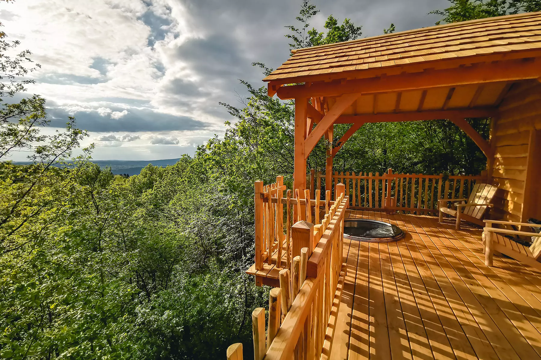 Cada cu hidromasaj de pe punte de la Treehouse cu spa privat din Bonlieu, Bourgogne-Franche-Comté, Franța