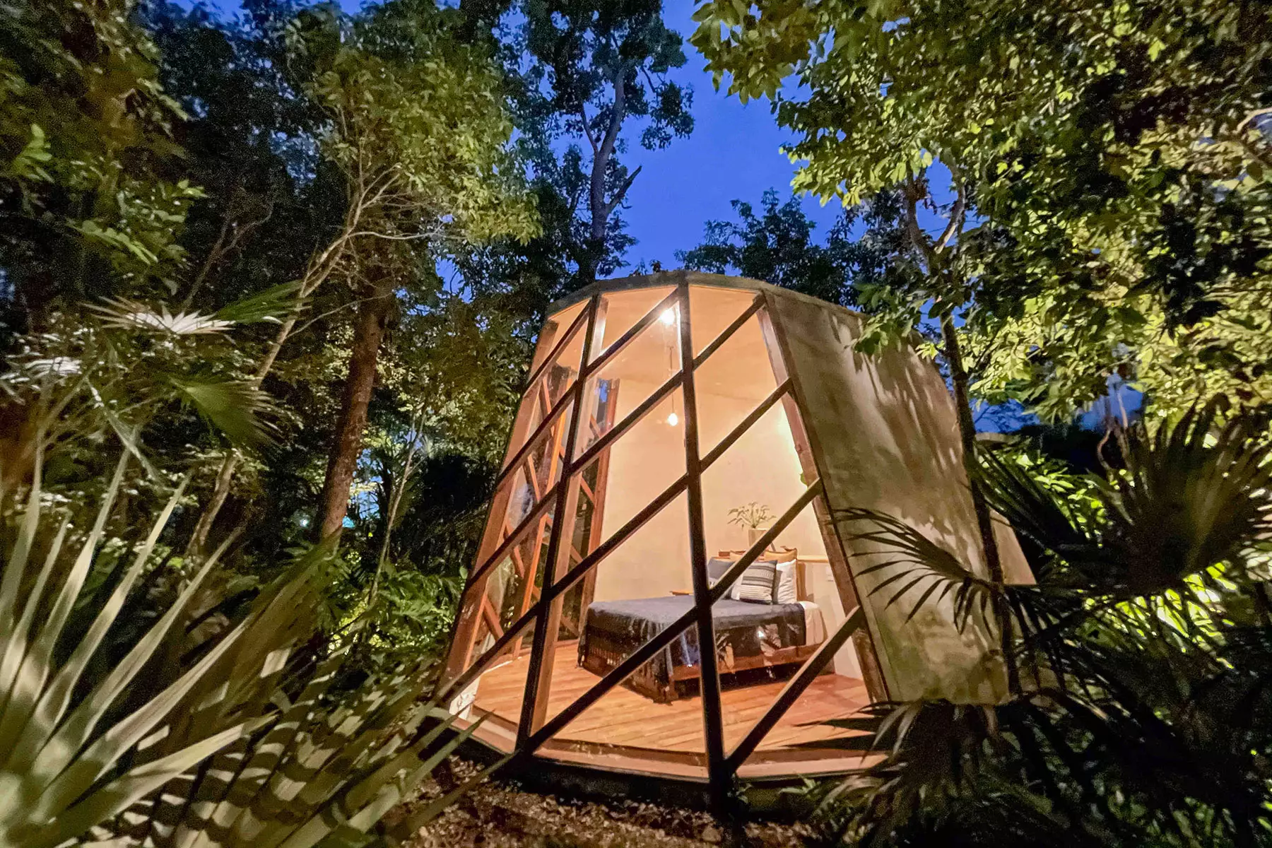 Wiwo sinu Butique Jungle Pod ni Tulum, Quintana Roo, Mexico ni alẹ