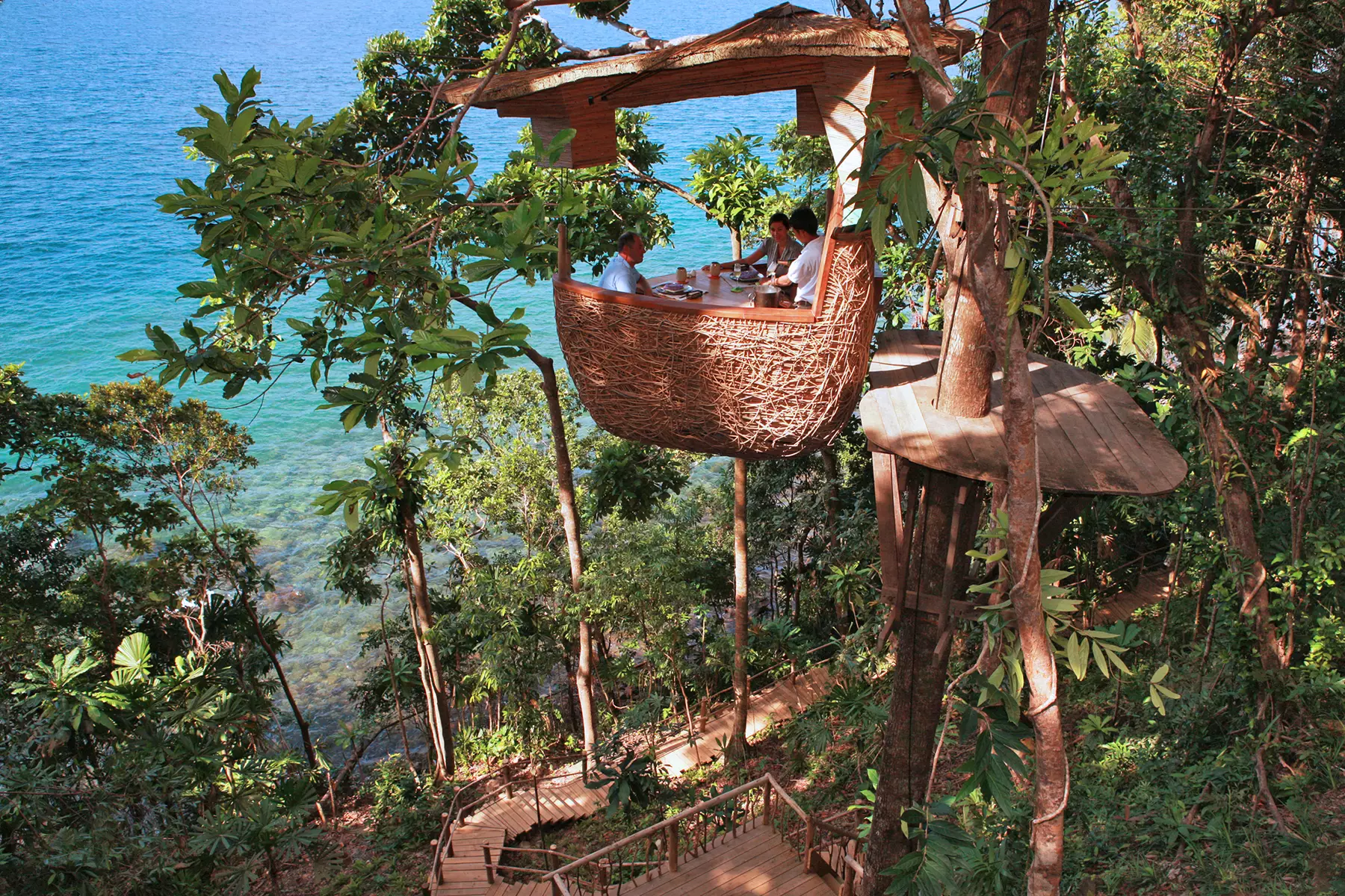 在 Soneva Kiri 的 Treepod 餐厅用餐