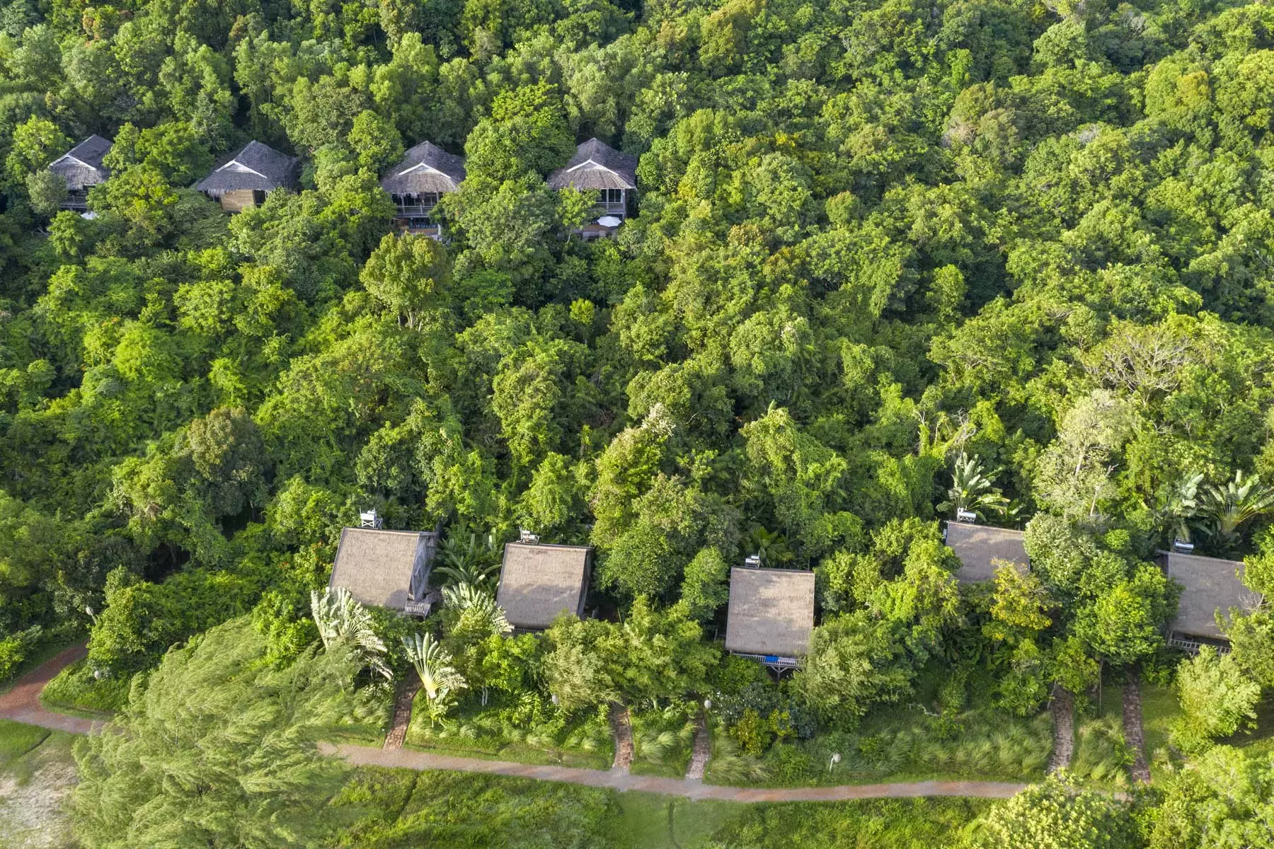 Skats no gaisa uz Mango Bay Resort sulīgi zaļajos džungļos