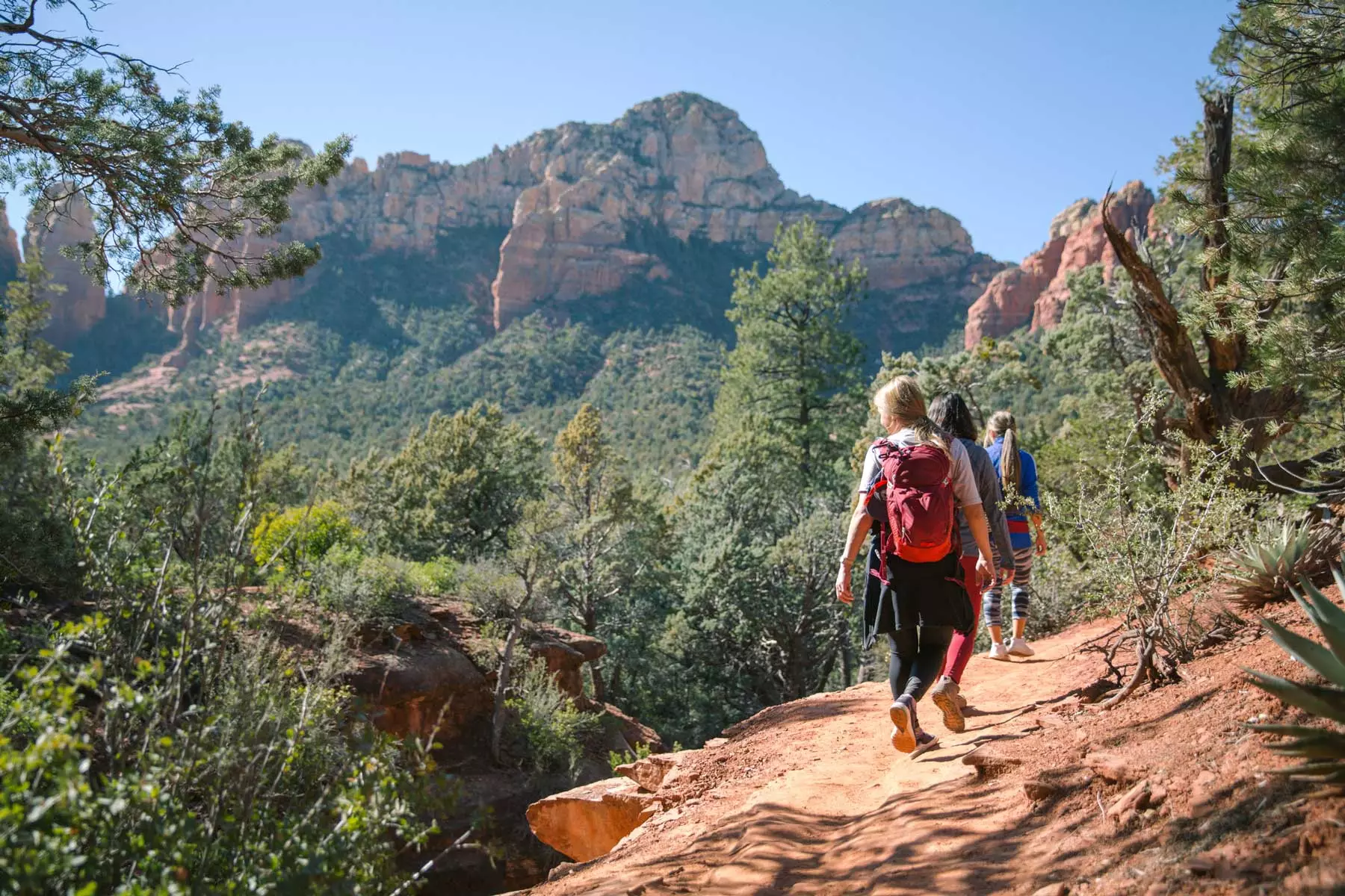 Vriendinnen wandelen in Sedona, AZ tijdens de lente