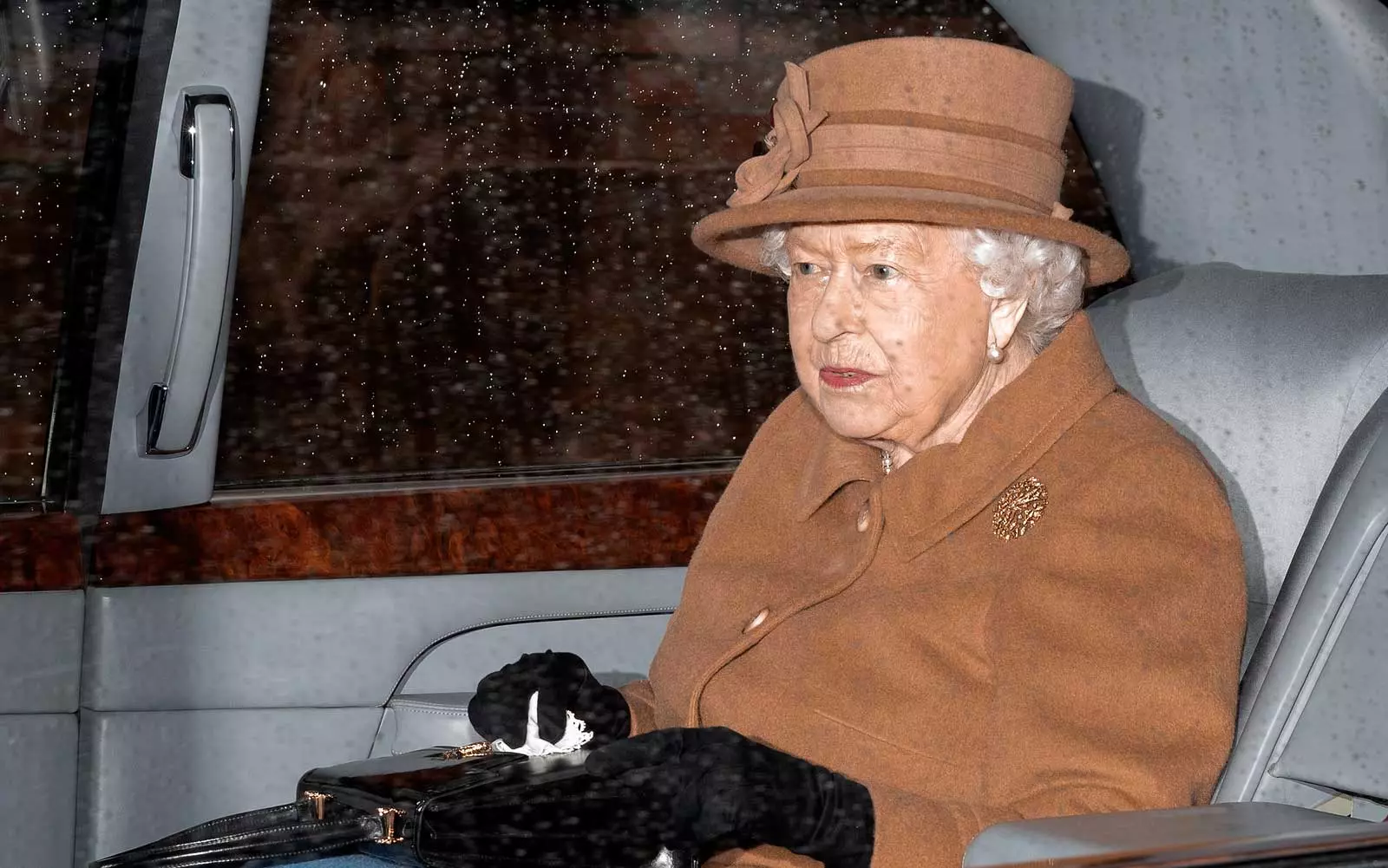 Koningin Elizabeth II vertrek in haar Bentley-motor nadat sy Sondagdiens by die Church of St Mary Magdalene op die Sandringham-landgoed op 12 Januarie 2020 in King's Lynn, Engeland, bygewoon het.