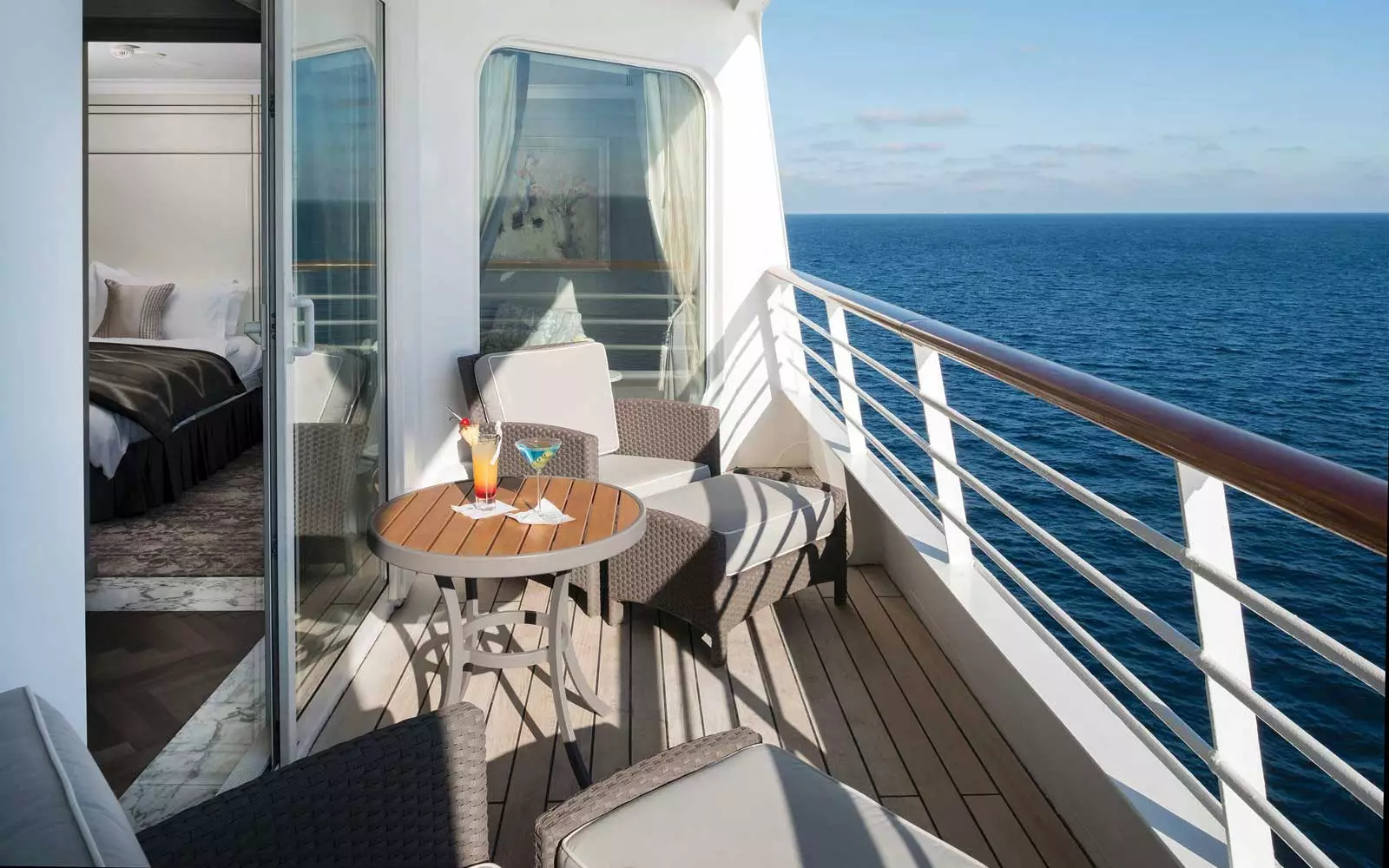 Cocktails sur le balcon du navire de croisière Crystal Cruises Serenity