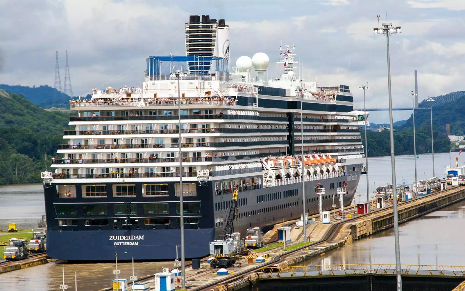 Ang barko nga Zuiderdam sa Holland America sa Panama Canal