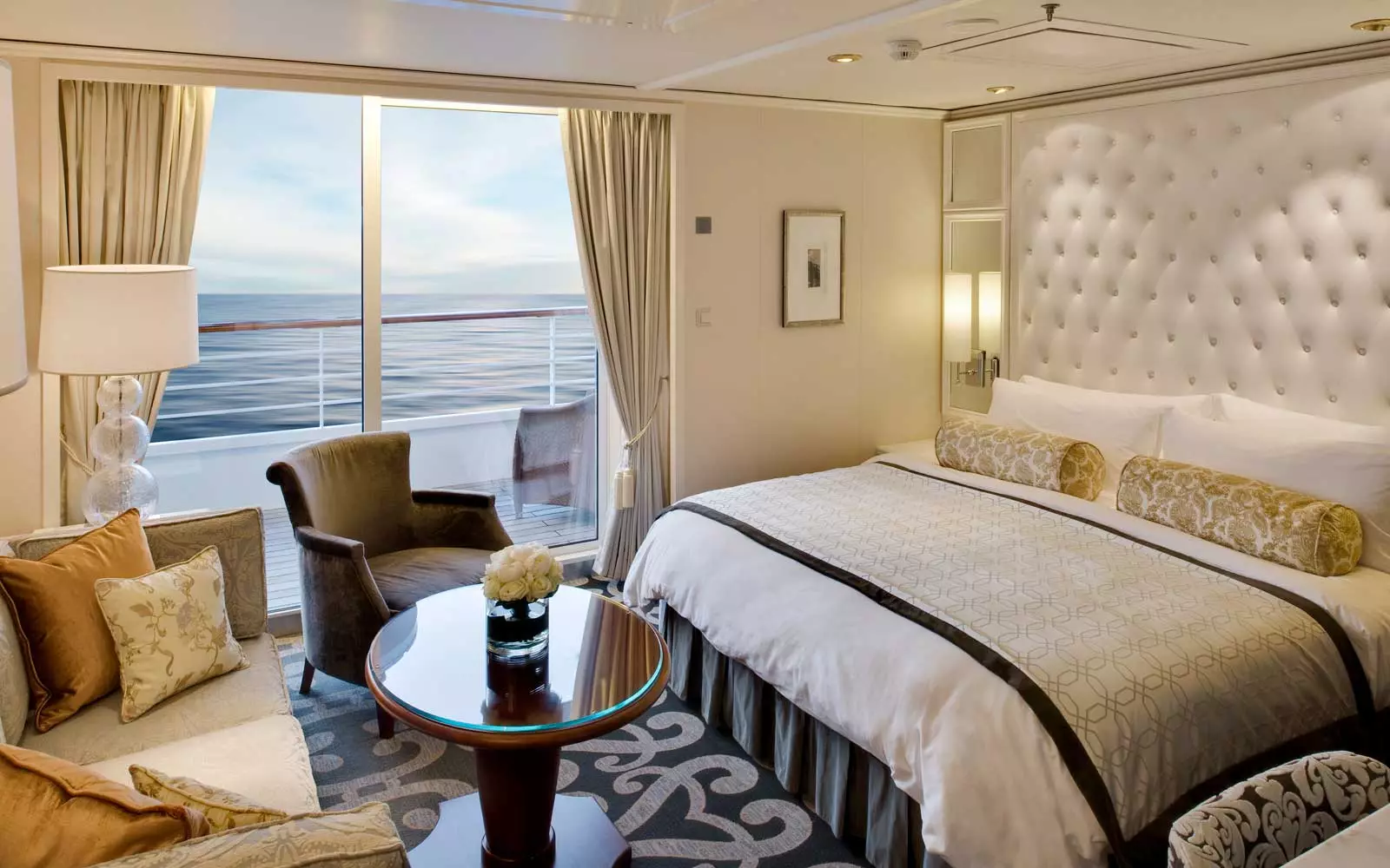 Sypialnia na pokładzie Crystal Cruises Serenity Ship