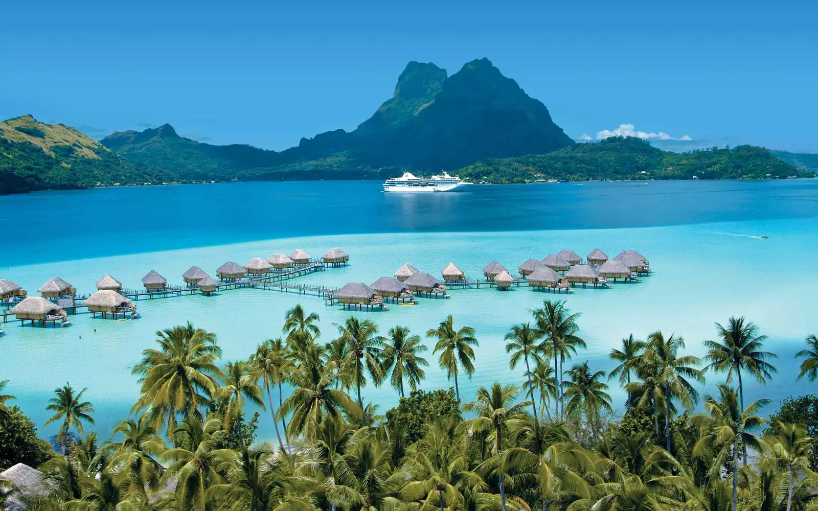 Paul Gauguin cruise ship sa French Polynesia