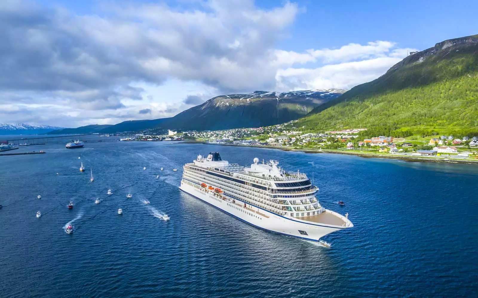 Viking Sky kryssningsfartyg i Tromsö Norge på sin resplan för norrsken