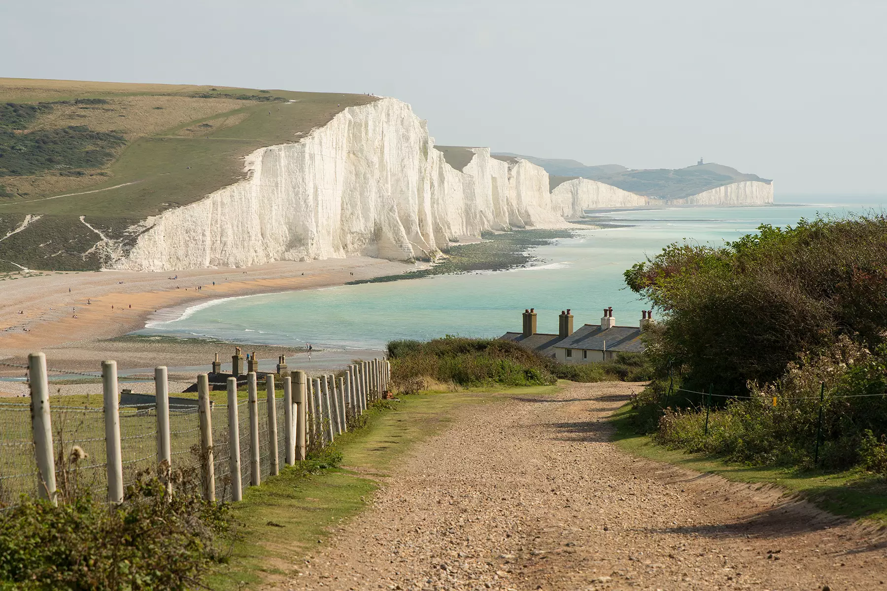 Widok na kredowe klify Seven Sisters i Beachy Head z Seaford Head. Wschodnie Sussex, Anglia