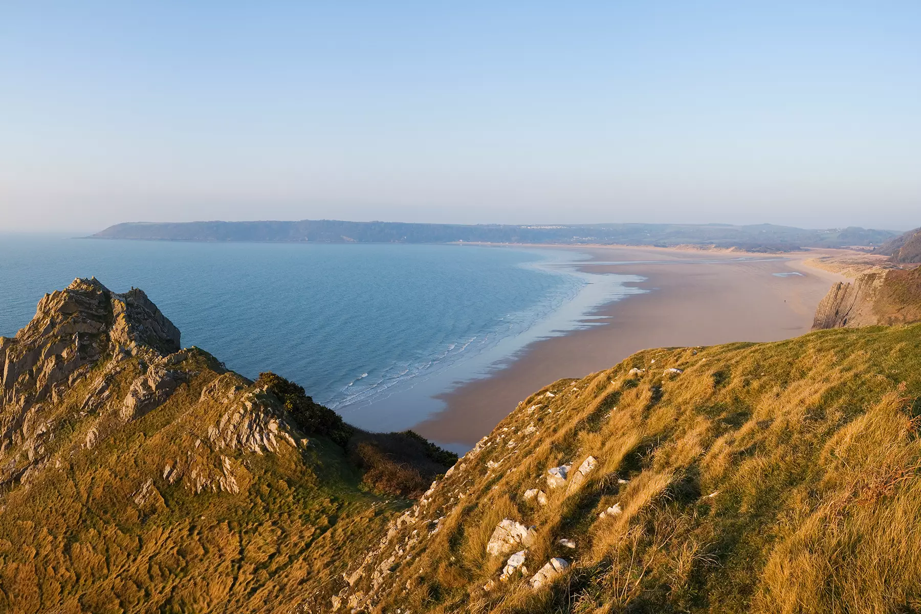 La costa rocciosa di Oxwich Bay da Great Tor all'alba sulla penisola di Gower, Swansea.