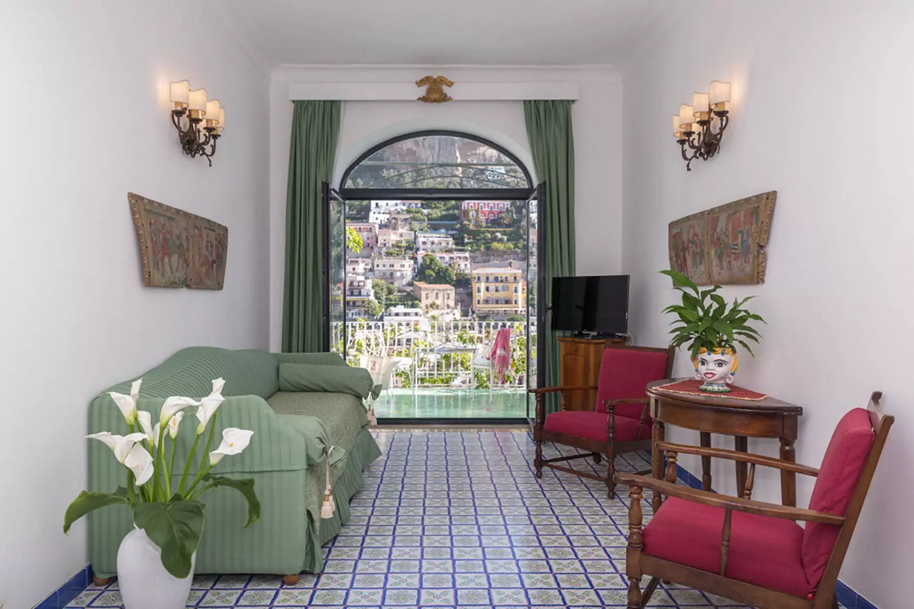 Die superior suite-sitkamer by Hotel Poseidon kyk uit oor Positano